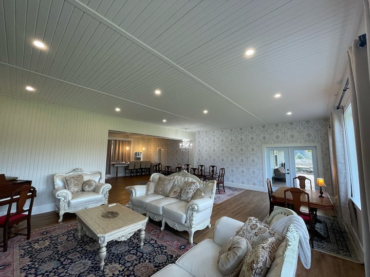 Woodside Farm Country Inn - Sooke