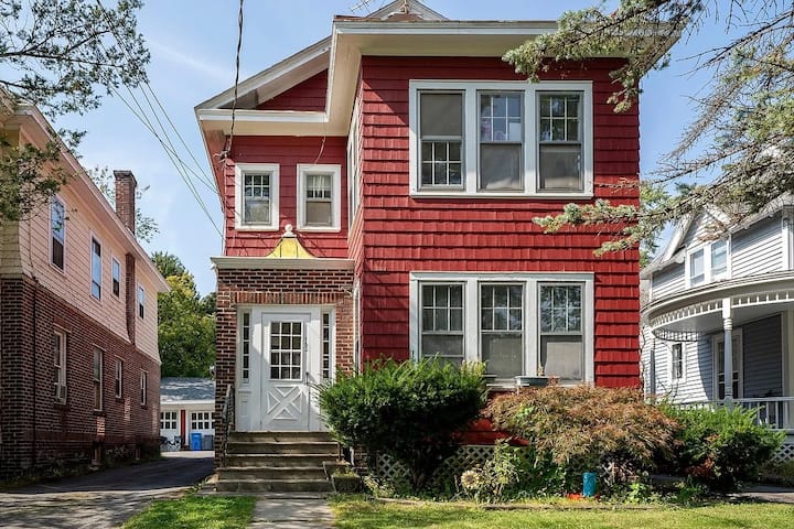 Cozy Home 5 Star Area W/parking - Albany, NY