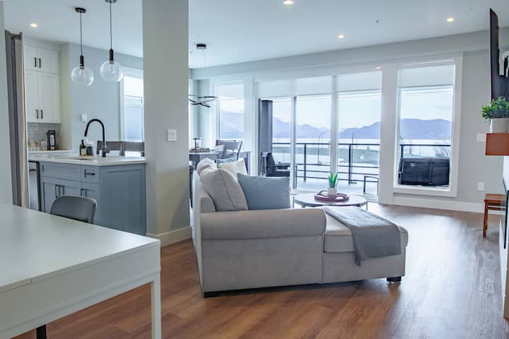 The Oasis | Lake/mtn Views + Fireplace + Sleeps 6 - Harrison Hot Springs