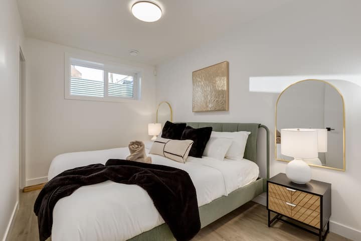 "Charcoal" Brand New 1-bed Townhome - Calgary