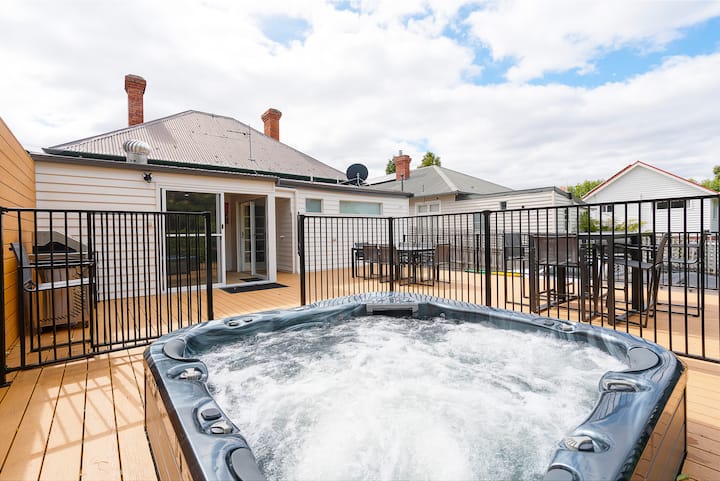 Wilson Cottage—historic Charm Meets Modern Comfort - Hobart
