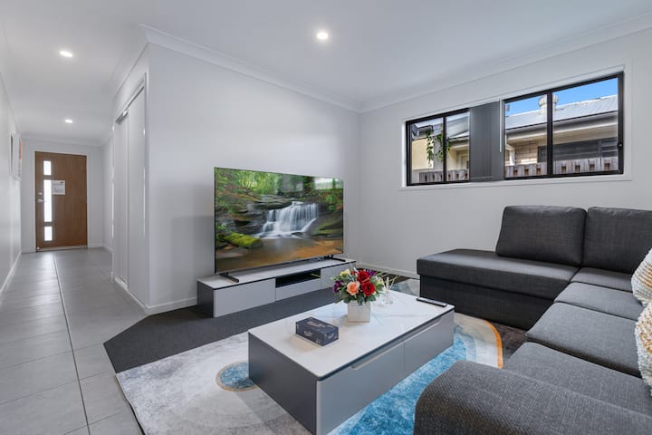 Quiet & Stylish | 3mins To Mall | Modern 4br House - Brisbane