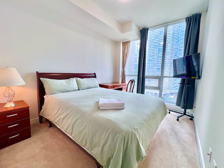 Cozy Master Ensuite Bedroom In Downtown Core - Toronto
