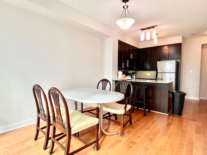 Cozy Master Ensuite Bedroom In Downtown Core - Toronto