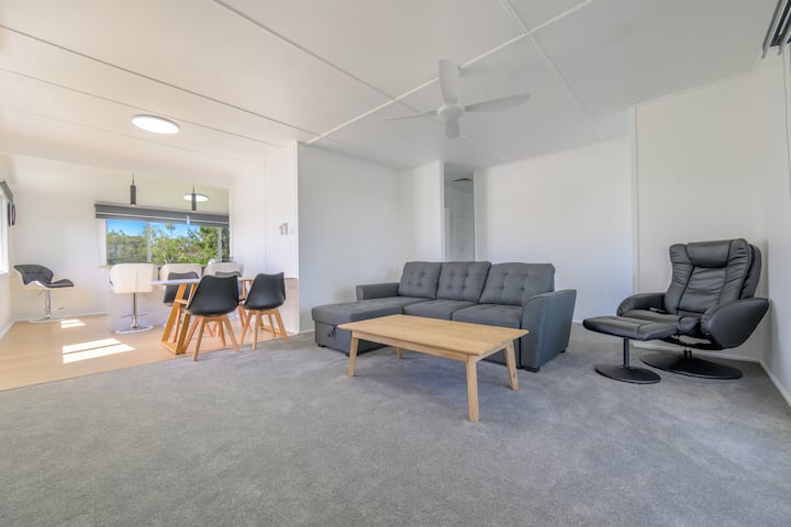 Renovated Home, Close To Parks - Gladstone