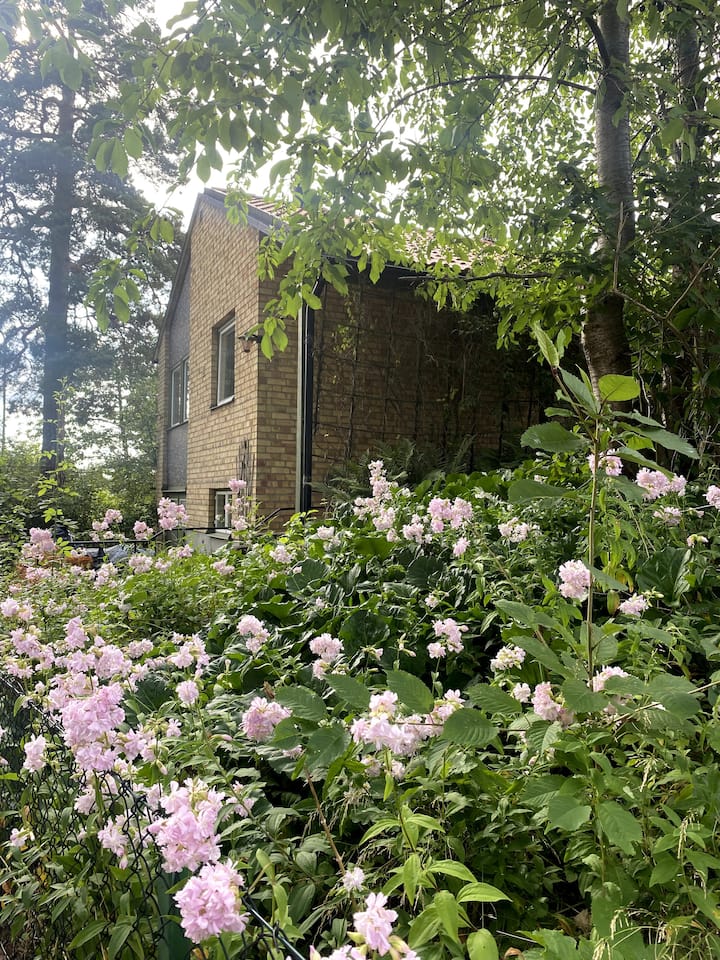 Ljuvligt 50-tals Hus I Sköndal - Stockholm
