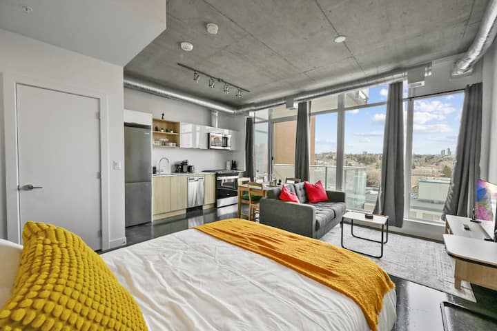 Bright Studio | Mins To Saddledome | Skyline Views - Alberta