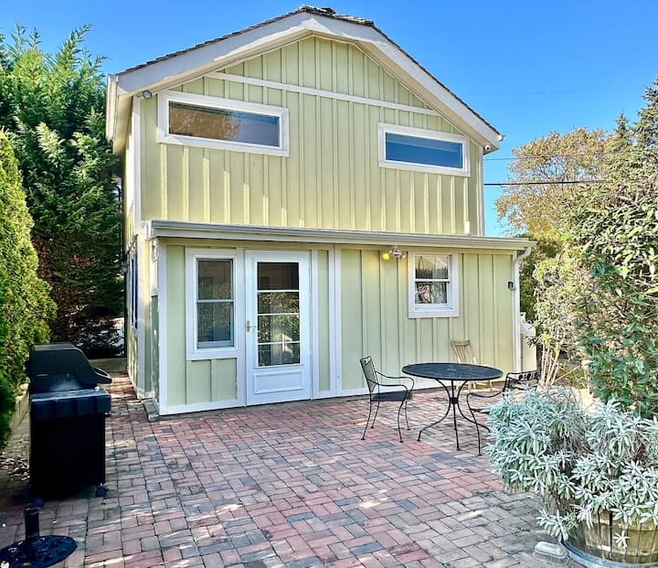Southampton Hidden Gem! Beach Cottage, Water Views - The Hamptons, NY