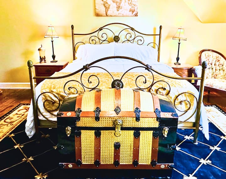Wanderlust Travelers Room, Downtown Clayton Bnb - Clayton, NC