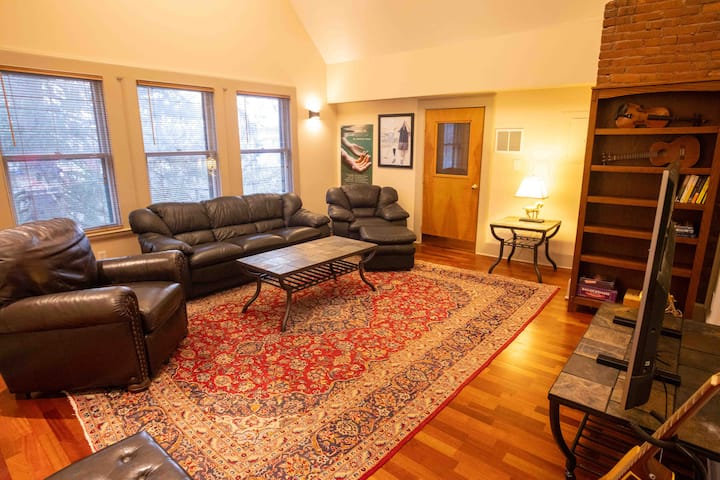 Luxury Downtown Saratoga 2br - Saratoga Springs, NY
