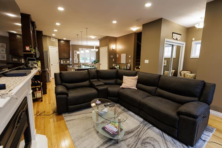 Quiet Upscale 3br Home W/ Yard - Saskatoon