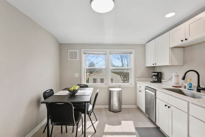 Spacious & Bright Mke Escape - Wauwatosa, WI