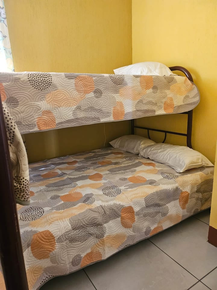 Reu: Alojamiento Familiar, Seguro, Tranquilo - Retalhuleu