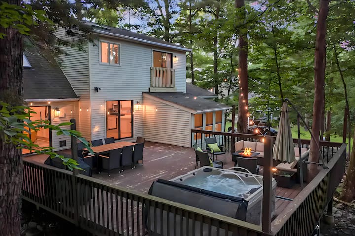Huge Private Deck | Hot Tub, Fire Pit, Game Room - East Stroudsburg, PA