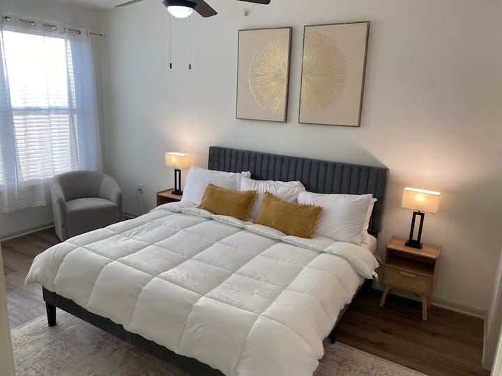 Chic 1br Frisco Stay: King + Sofa, Pool & Gym - Frisco, TX