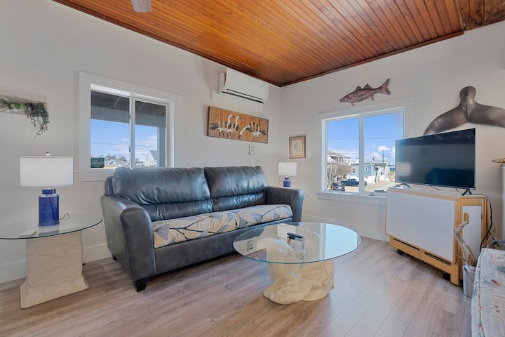 Renovated Camp Ellis Retreat - 2nd Floor - Kennebunkport, ME