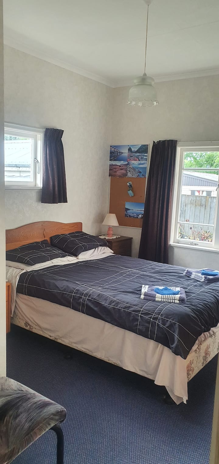 Queen Bed Freshly Renovated Room Shared Facilities - Clive