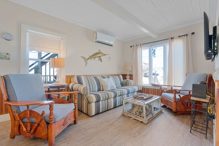 Renovated Coastal Haven: Camp Ellis Classic Escape - Kennebunkport, ME