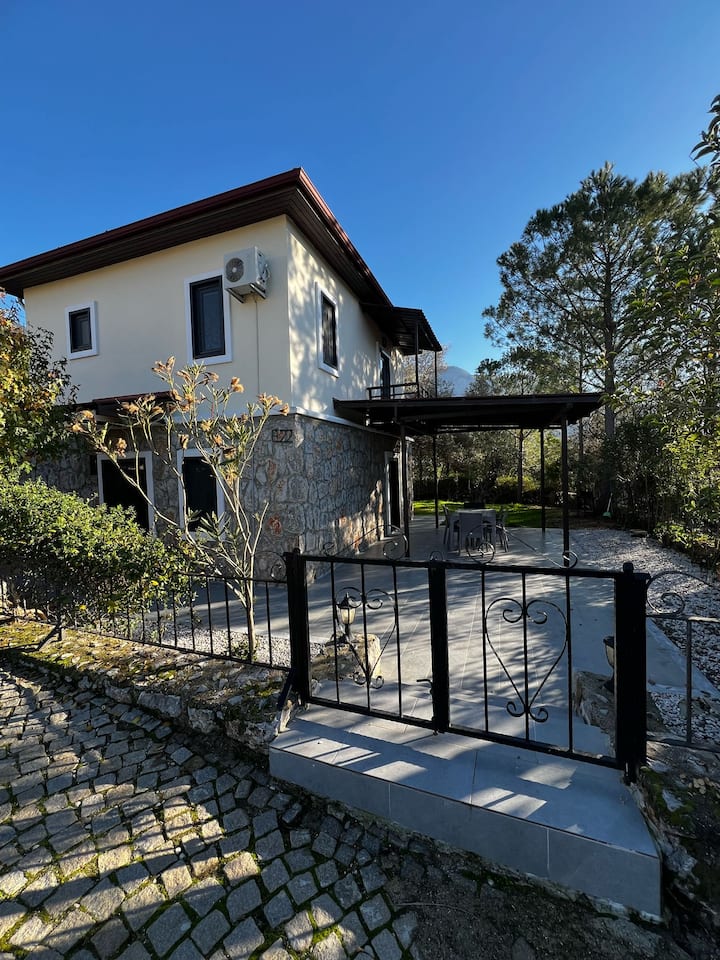 ÖLüdeniz'de Site İçInde Ortak Havuzlu 3+1 Villa - Ölüdeniz