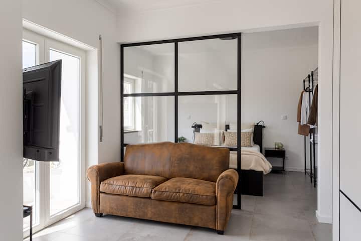 Stylish 1-bedroom Retreat In South Lisbon - Amora