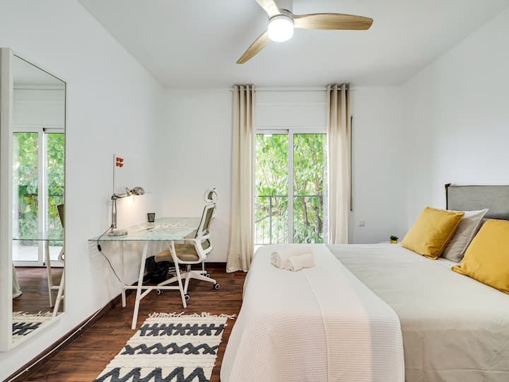 Room In A Swimming Pool House - Sabadell