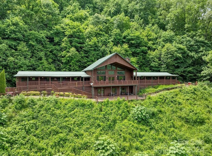 Cloud Nine Retreat; Sleeps 22 | Hot Tub | Gameroom - Bryson City, NC