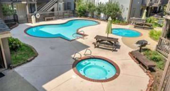 Cozy, Comfy, Convenient Condo - Metairie, LA