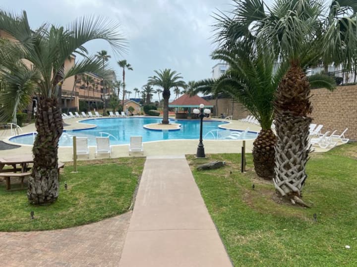 Eye Sea You Cozy Beach Front Condo! - Tiki Island, TX