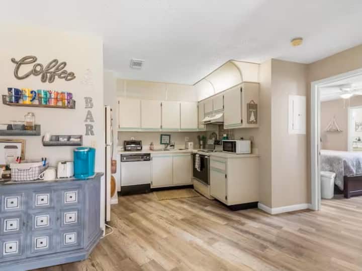 Cozy 2 Bd/2 Bath/patio & 2 Pools - Jensen Beach, FL