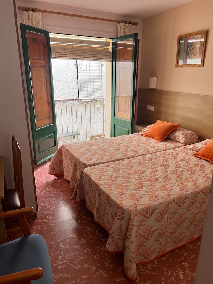 Habitació Amb Un Petit Balcó - Cadaqués