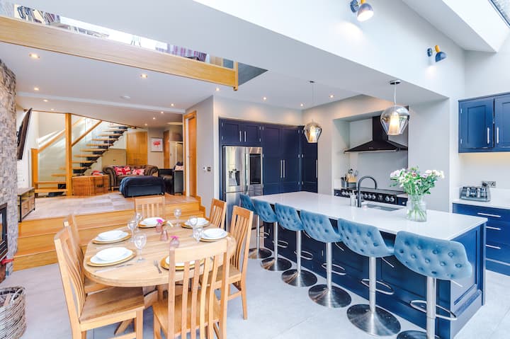 Incredible Home | Driveway | Piano | Workspace - Bradford, United Kingdom