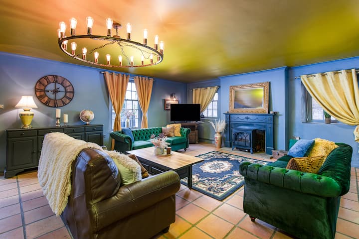 Stunning Property Sleeping 24 With Hot Tub & Pool - Cotswolds