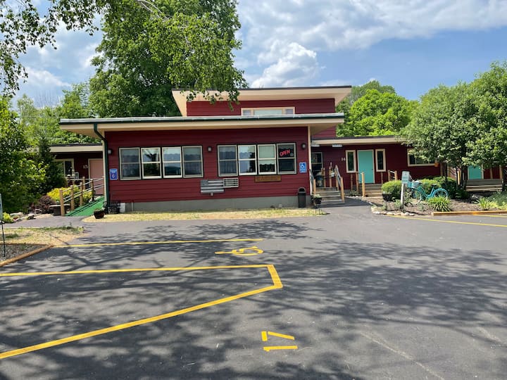 Willowood Inn Farmhouse Cottage - Baraboo, WI