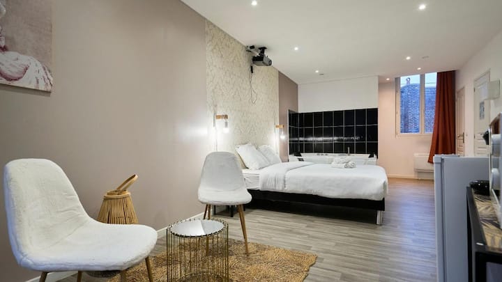 Suite Beige–vue & Jacuzzi Privé - Roubaix