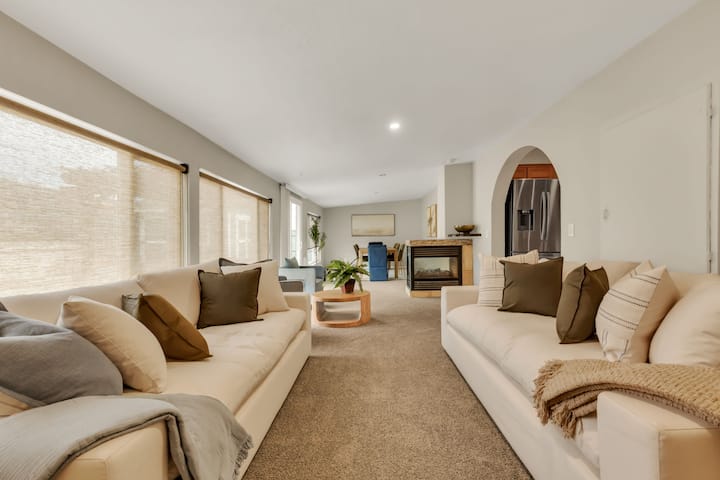 Lakeside Haven| Huge Backyard + Game Room Fun - Arvada, CO
