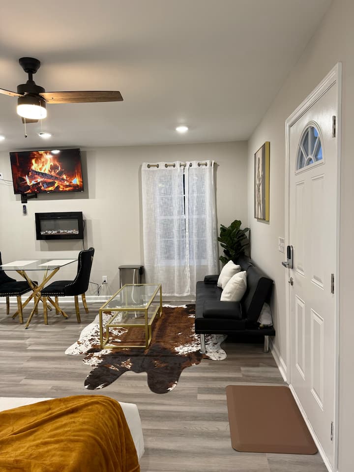 Mid-town Cottage ~ Cozy Retreat - Savannah, GA