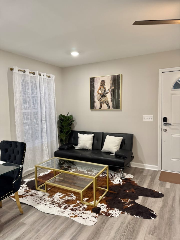 Mid-town Cottage ~ Cozy Retreat - Savannah