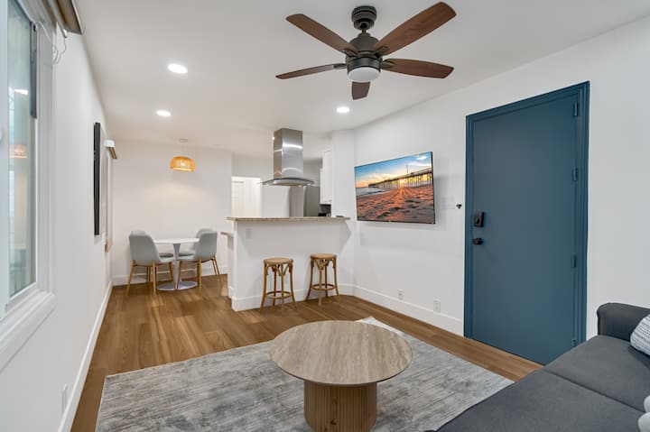 Oceanfront Suite W/ Private Balcony + Parking - Newport Beach, CA
