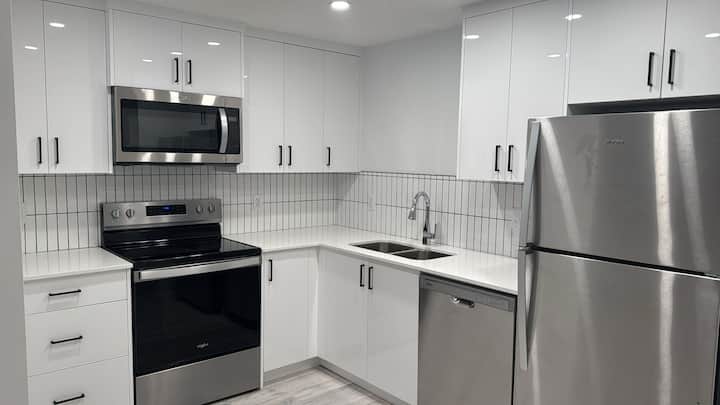Cozy 2-bedroom Suite| Wi-fi + Parking| Nw Calgary - Calgary