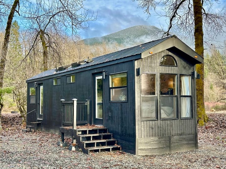 Four Fathers Cabin 9 - Packwood, WA
