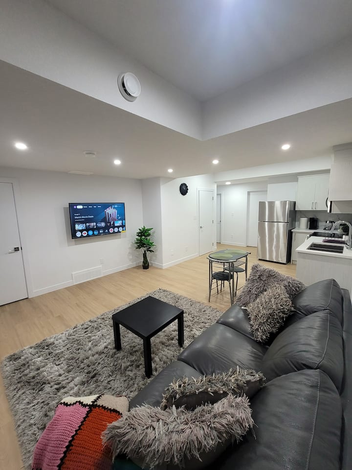Luxury 2 Bedroom, Smart Check-in, Wifi, Netflix - Edmonton