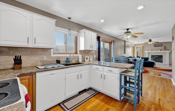 Big 5br | Fenced Yard, Basement, Pets Stay Free - Bellevue, NE