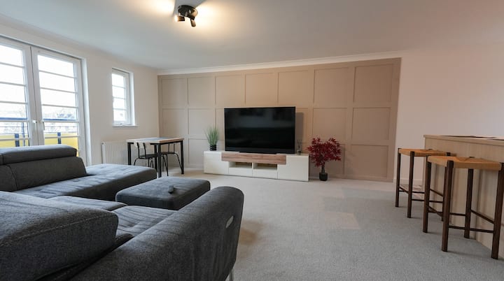 3 Bed Flat I Sleeps 6 I Parking - Livingston