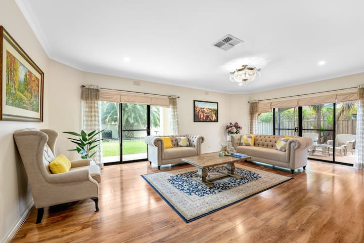 Relaxing Lakeside 3br Retreat Near Sanctuary Lake - Laverton