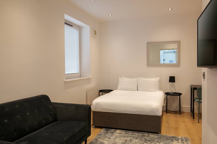 Contemporary Studio Apartment - City Centre - Swindon