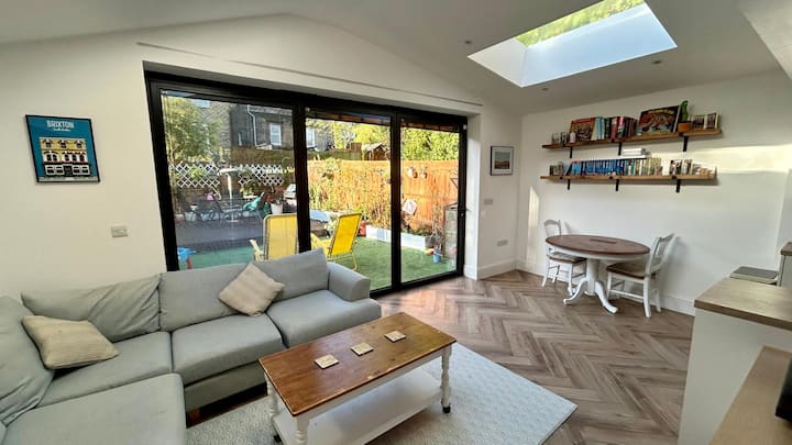 Lovely Family Home With Garden In Heart Of Brixton - London
