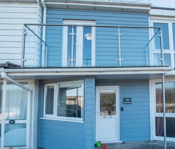 Charming Beach Chalet With Balcony & Sea Views - Freshwater East