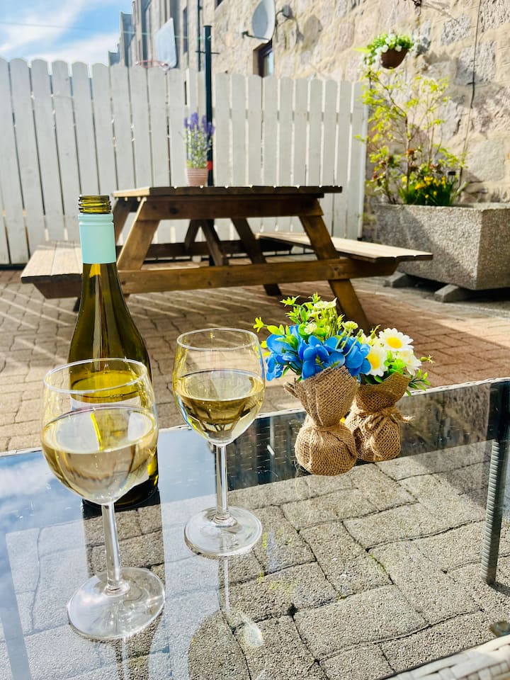 Central & Modern - Private Terrace - Dog Friendly - Aberdeen Airport (ABZ)