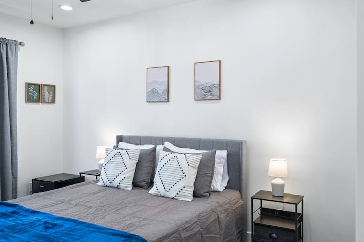 Private Bedroom W/ Bathroom Near Downtown - Indianapolis, IN