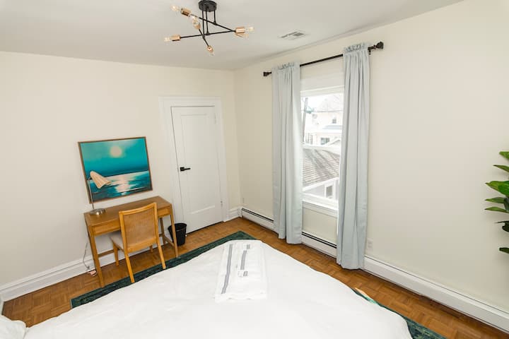 Cool Room In Spacious Home - Newark, NJ